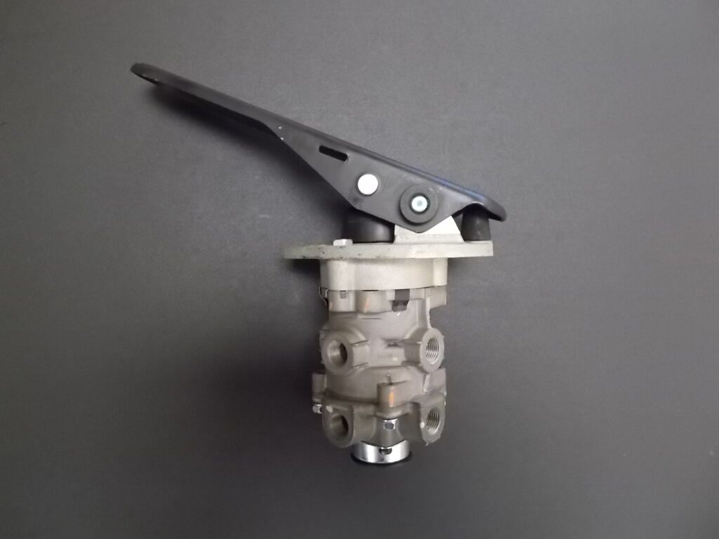 Dirks1106 - Peterbilt Foot Brake Control Valve With Treadle Kit - Dirk ...